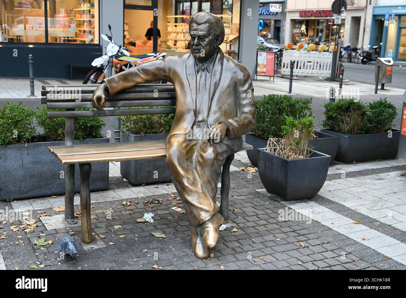 Bronzedenkmal des Kölner Volksschauspielers Willy Millowitsch 1909-1999 ...