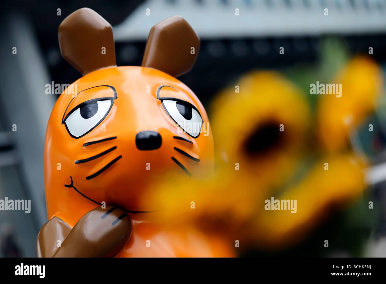 Die reparierte Skulptur bei der Rückkehr der Maus-Figur aus der Sendung ...