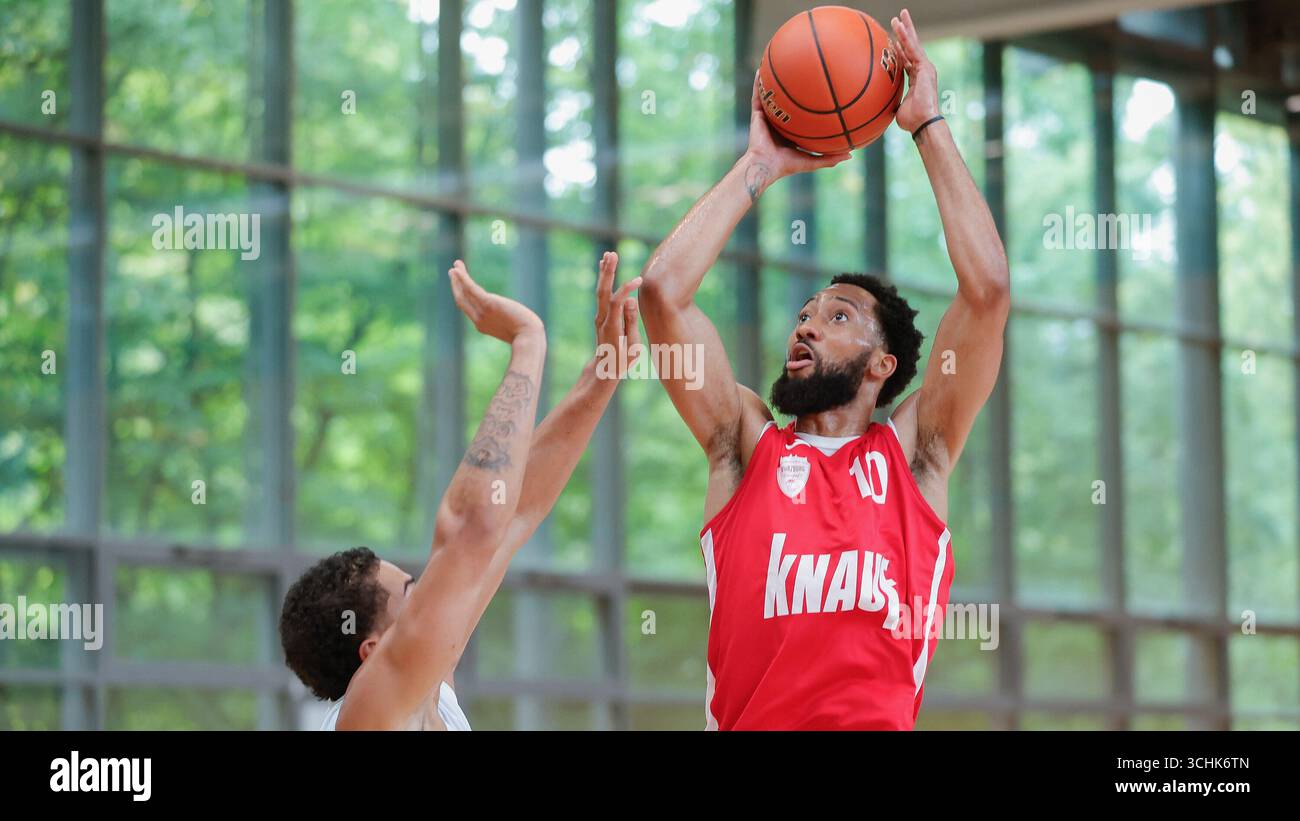 Im Bild: v.li. Josia Gentischer (MLP Academics Heidelberg, 4) gegen ...