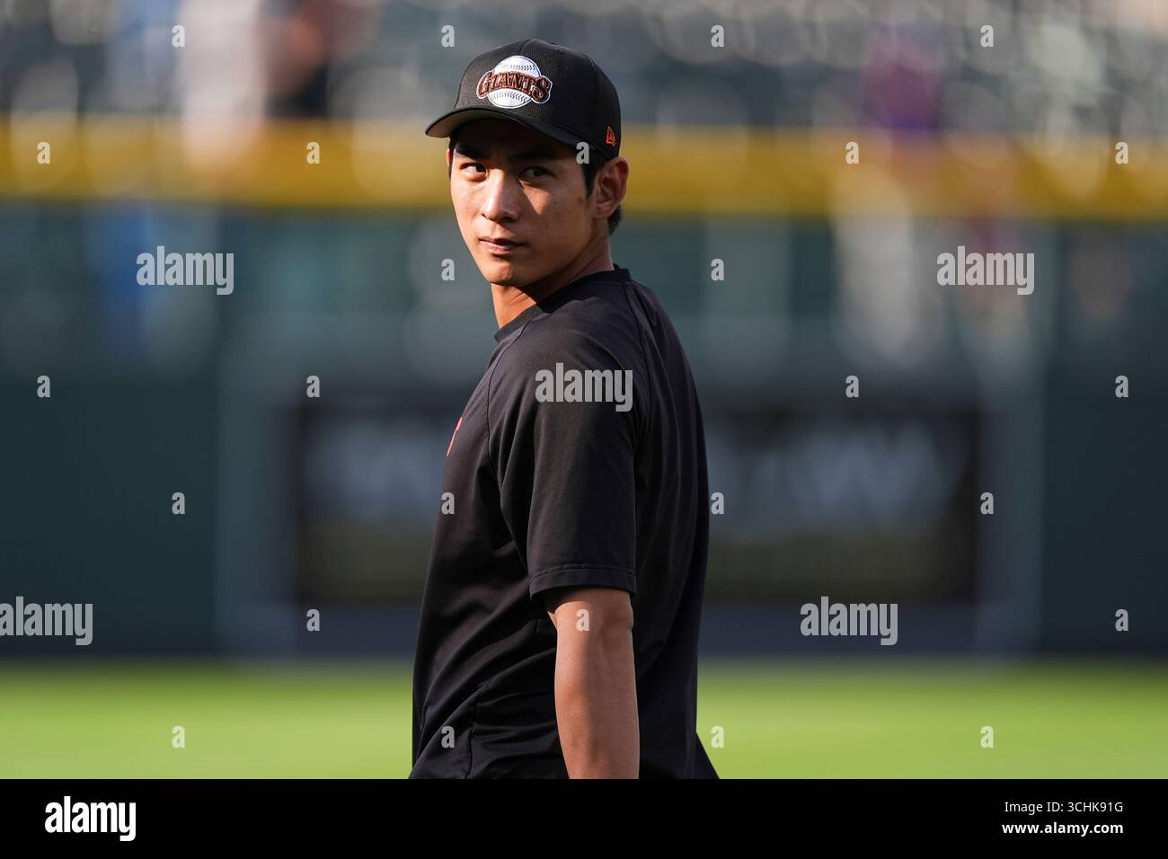 San Francisco Giants center fielder Jung Hoo Lee warms up before a ...