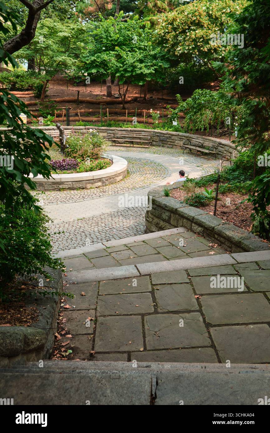 Sunken garden with a monument in New York park Stock Photo - Alamy