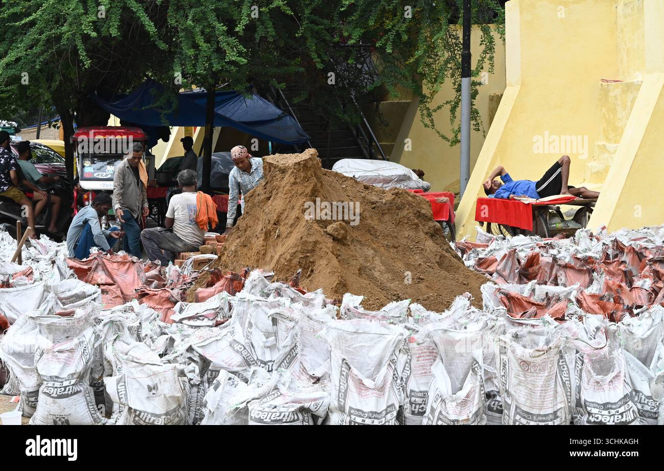 New Delhi, India. 02nd Sep, 2025. NEW DELHI, INDIA - SEPTEMBER 2: Workers preparing to taking ...