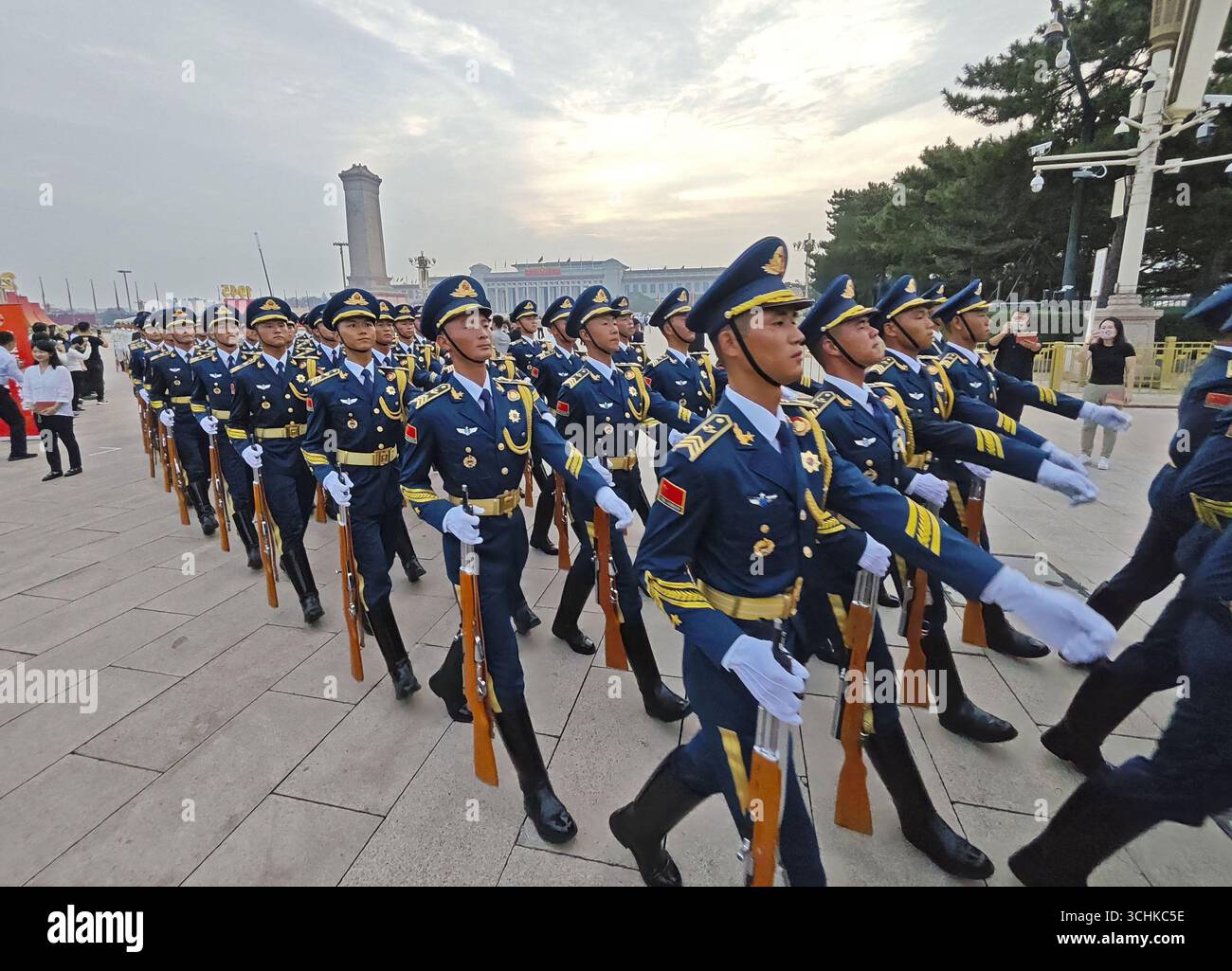 Soldiers of the Chinese People's Liberation Army march at Tiananmen ...