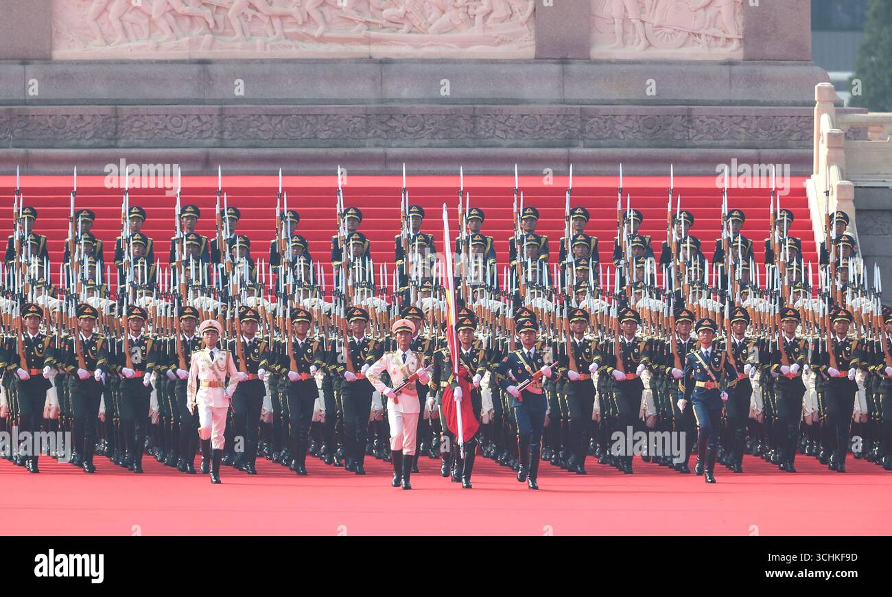 (250903) -- BEIJING, Sept. 3, 2025 (Xinhua) -- Soldiers escort the ...