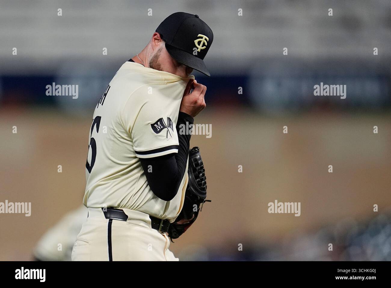 Minnesota Twins relief pitcher Thomas Hatch walks back to the dugout ...