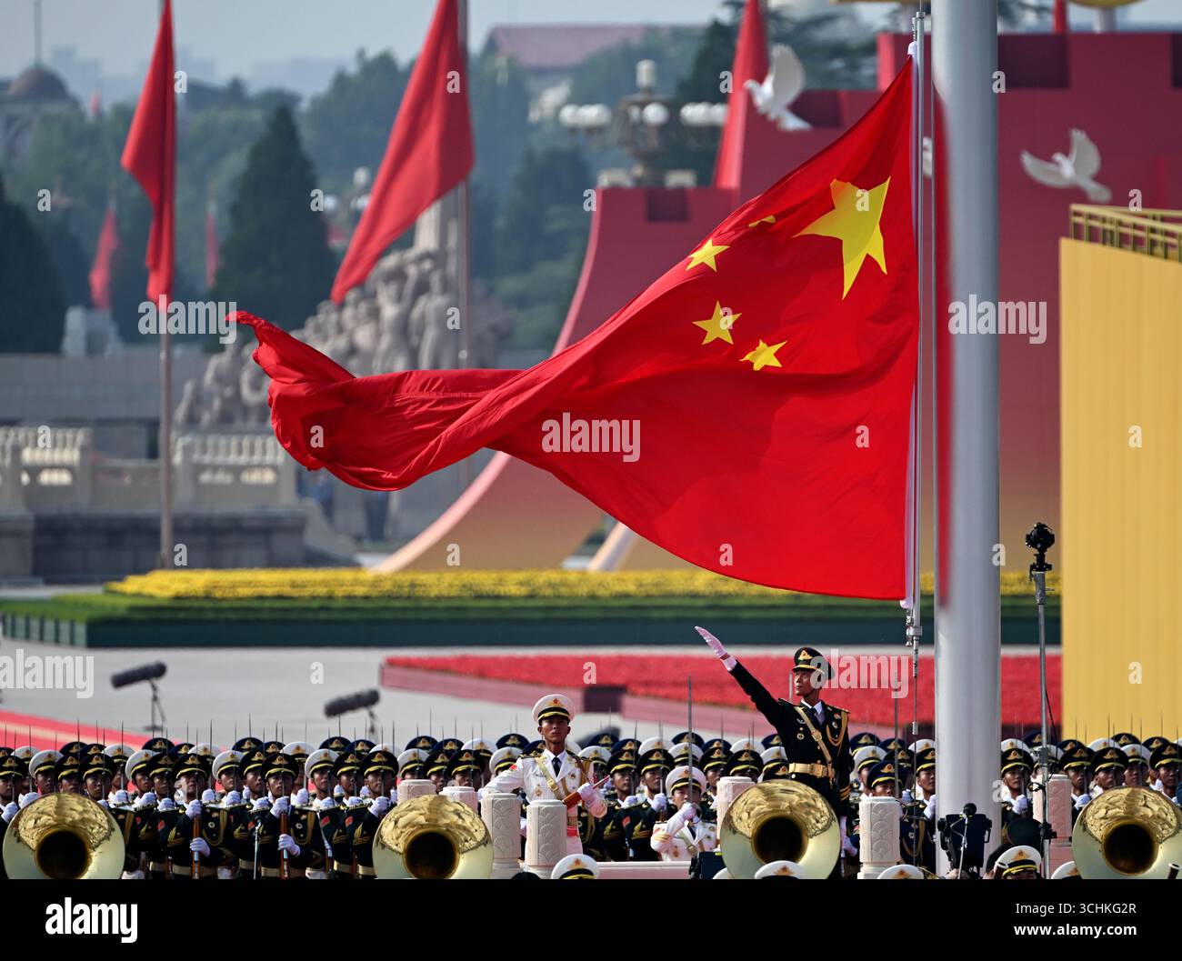 (250903) -- BEIJING, Sept. 3, 2025 (Xinhua) -- A national flag-raising ...