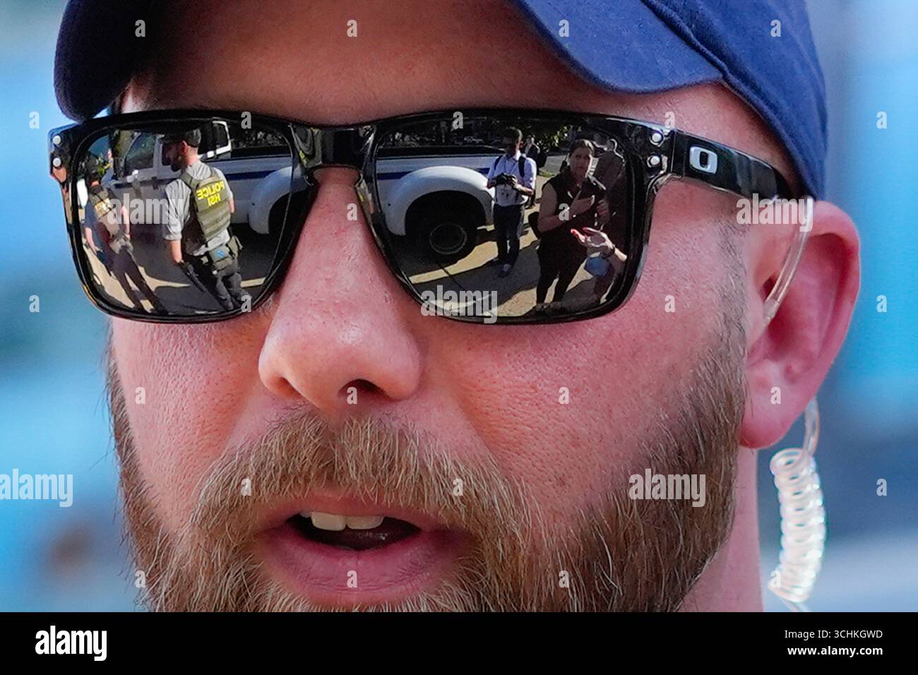 Law enforcement officer from Homeland Security Investigations (HSI ...