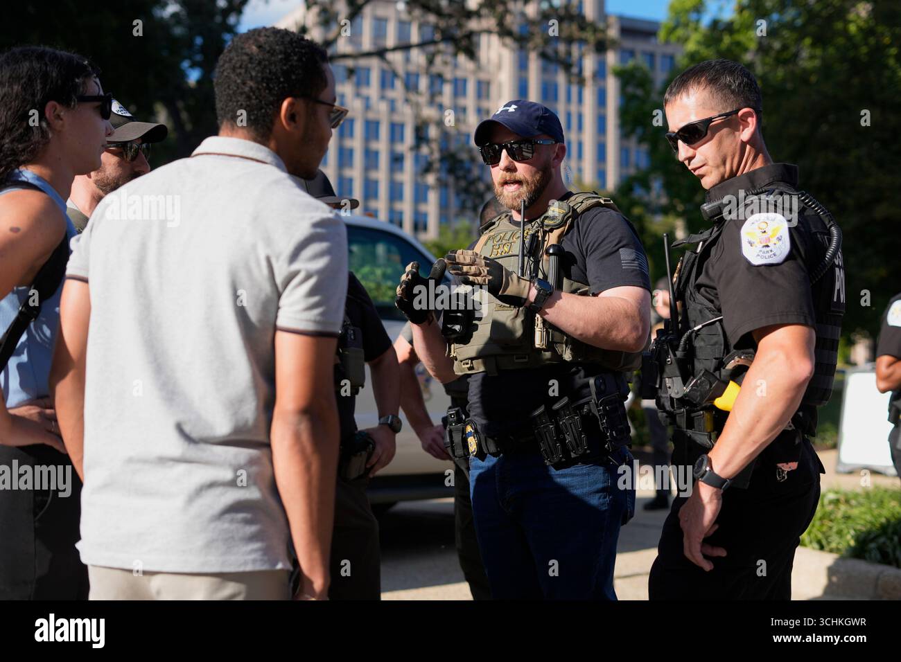 Law enforcement officers from Homeland Security Investigations (HSI ...