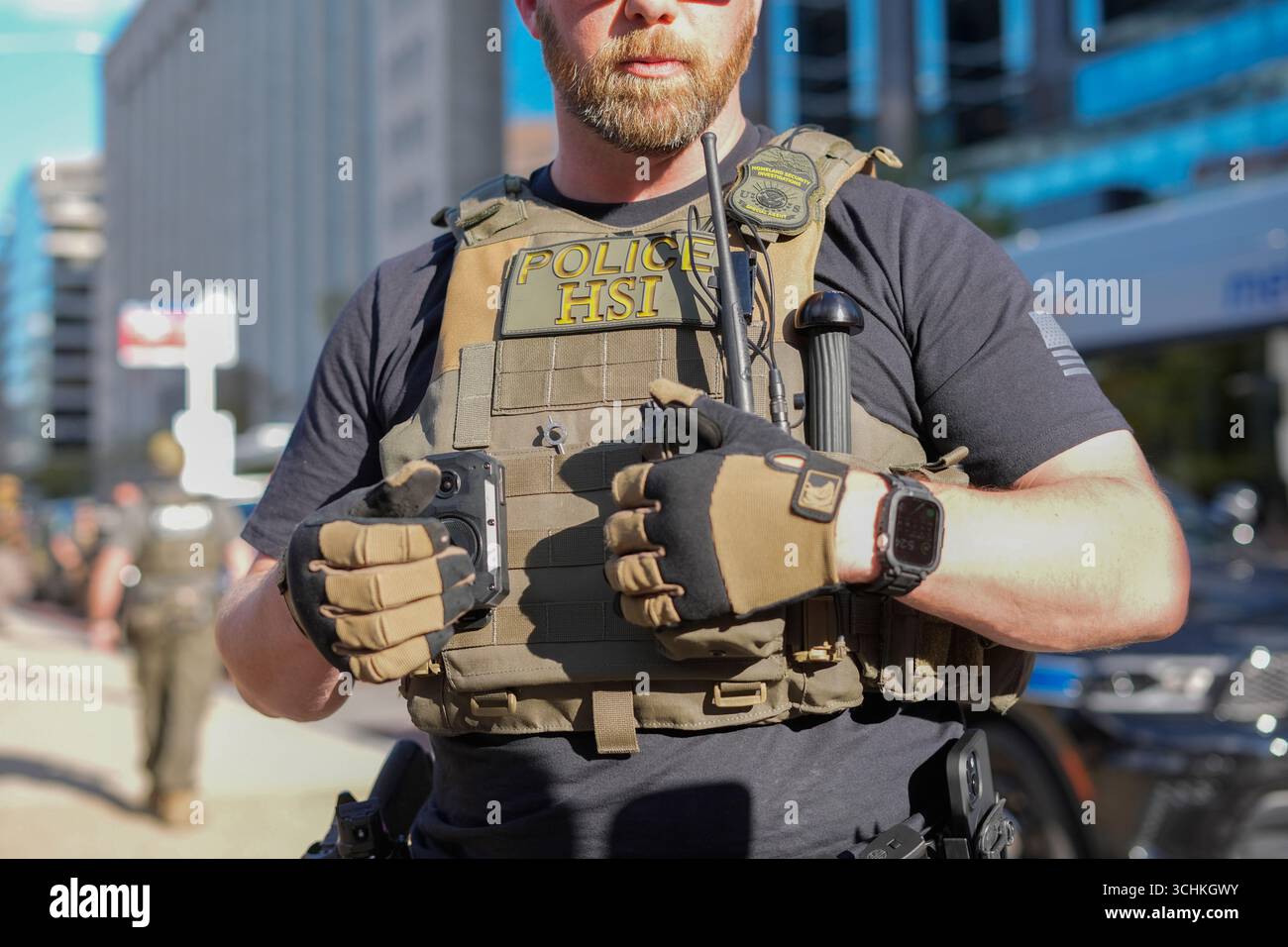 Law enforcement officer from Homeland Security Investigations (HSI ...