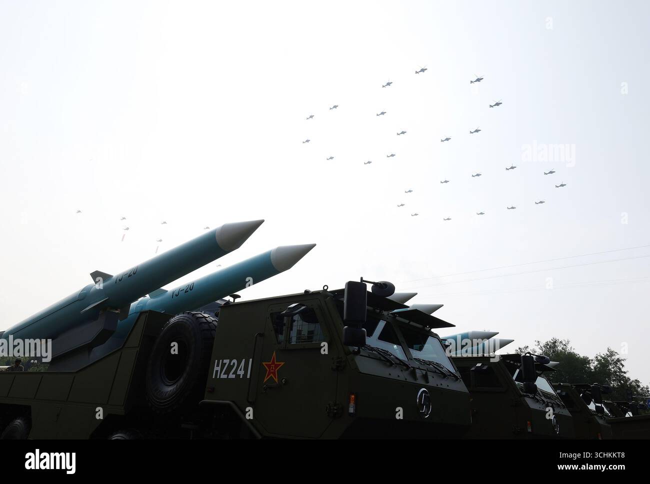 (250903) -- BEIJING, Sept. 3, 2025 (Xinhua) -- The flag-guarding air ...