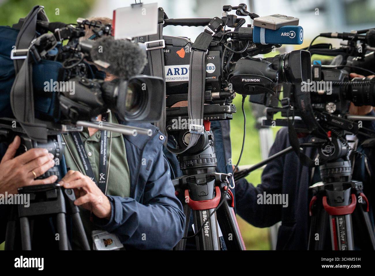 TV-Kameras im Hof des Bundeskanzleramts im Berliner RegierungsviertelTV ...