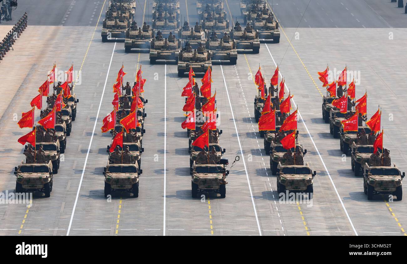(250903) -- BEIJING, Sept. 3, 2025 (Xinhua) -- The hero units' banner ...