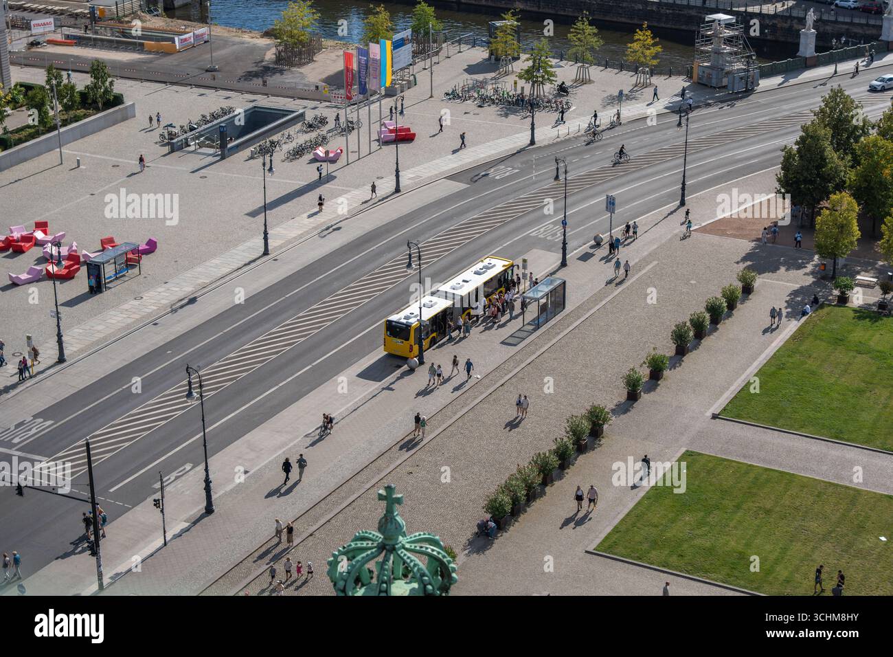 Yellow berlin bus stops station hi-res stock photography and images - Alamy