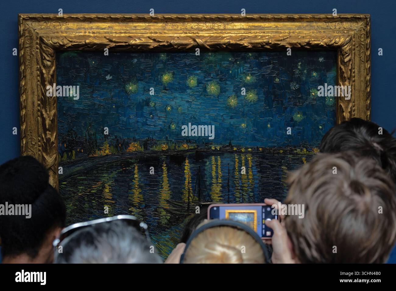 Muse d'Orsay La Nuit étoilée Vincent Van Gogh painting France August ...