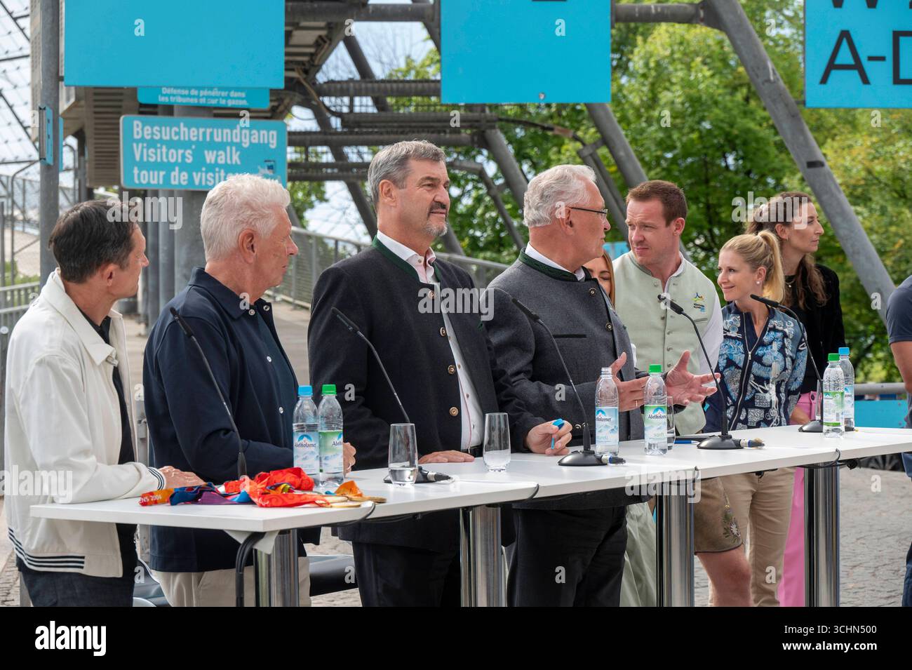 Muenchen, Olympia-Ja Pressevorstellung im Olympiastadion. v. l. Michael ...