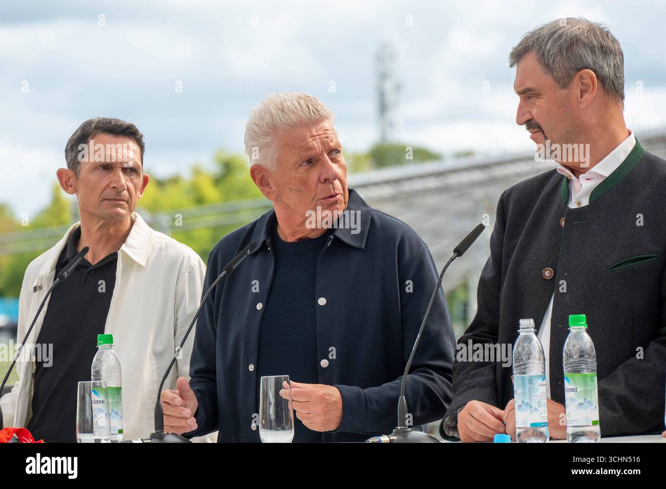Muenchen, Olympia-Ja Pressevorstellung im Olympiastadion. v. l. Michael ...