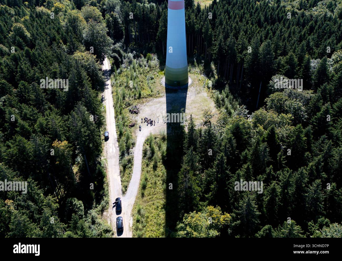 03 September 2025, Bavaria, Berg: The tower of a wind turbine casts a ...