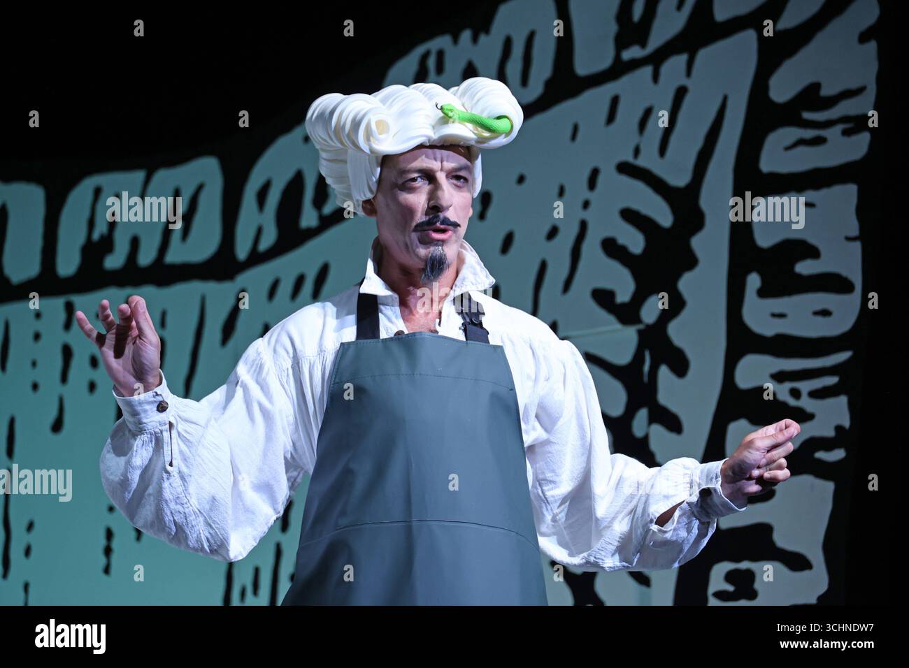 Mario Ramos im Theaterstueck der eingebildet Kranke von Moliere unter ...