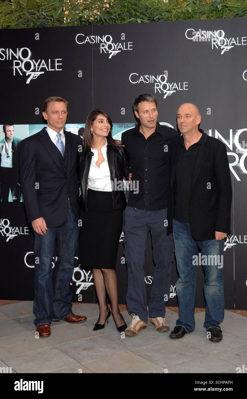 Martin campbell daniel craig hi-res stock photography and images - Alamy