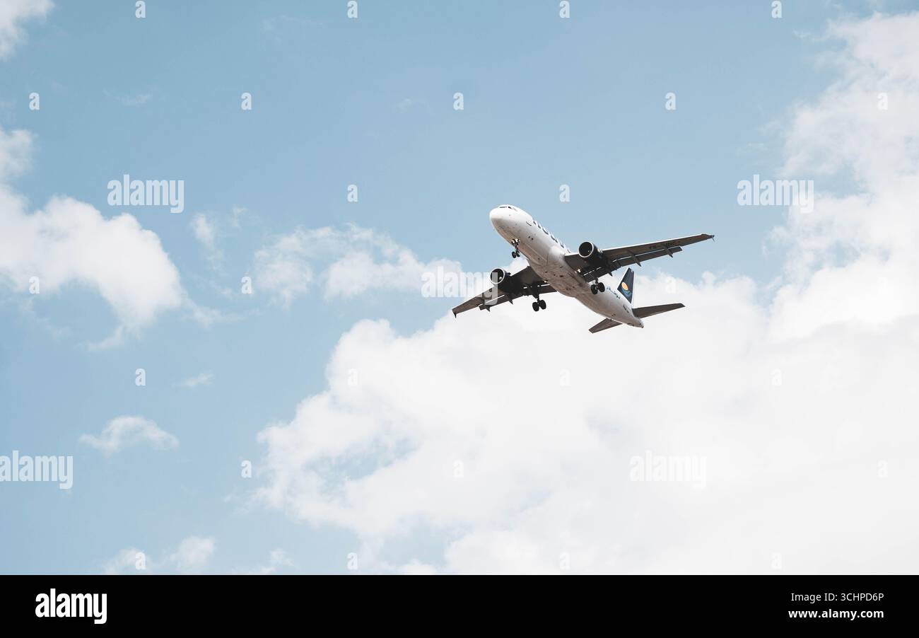 Passenger airplane flight hi-res stock photography and images - Alamy