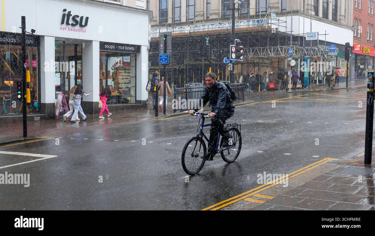Heavy rain uk 2025 hi-res stock photography and images - Alamy