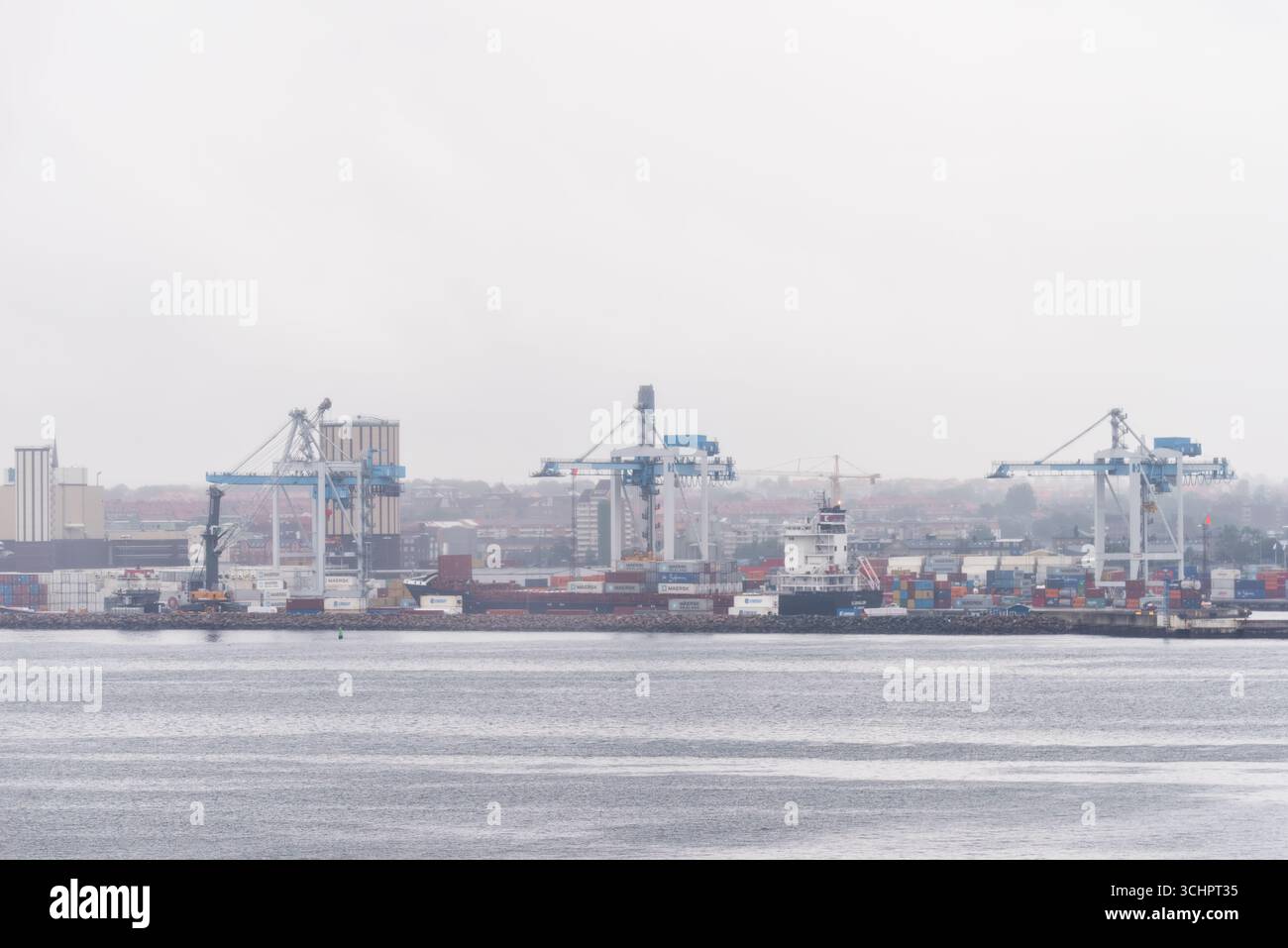 Shipping cranes operate port hi-res stock photography and images - Alamy