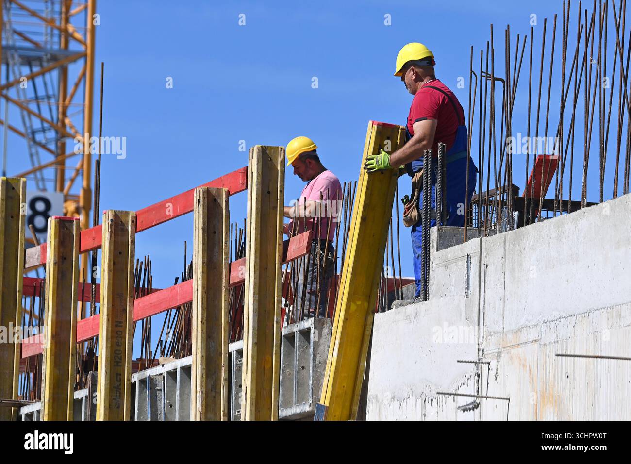 Construction workers on a large construction site in Munich, building ...