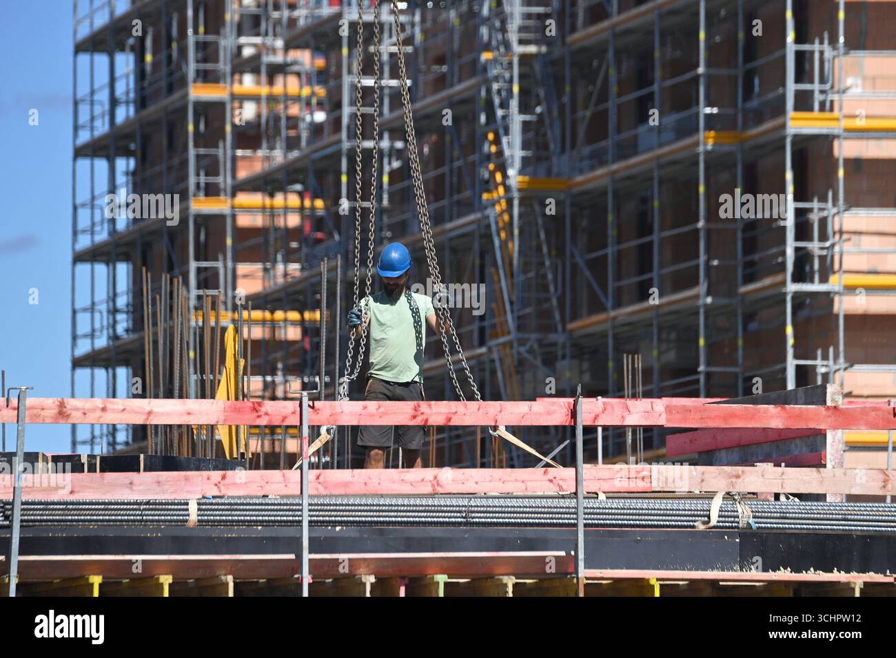 Construction workers on a large construction site in Munich, building ...