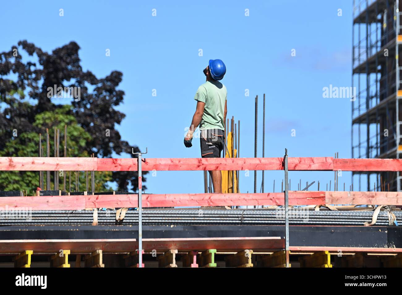 Construction workers on a large construction site in Munich, building ...