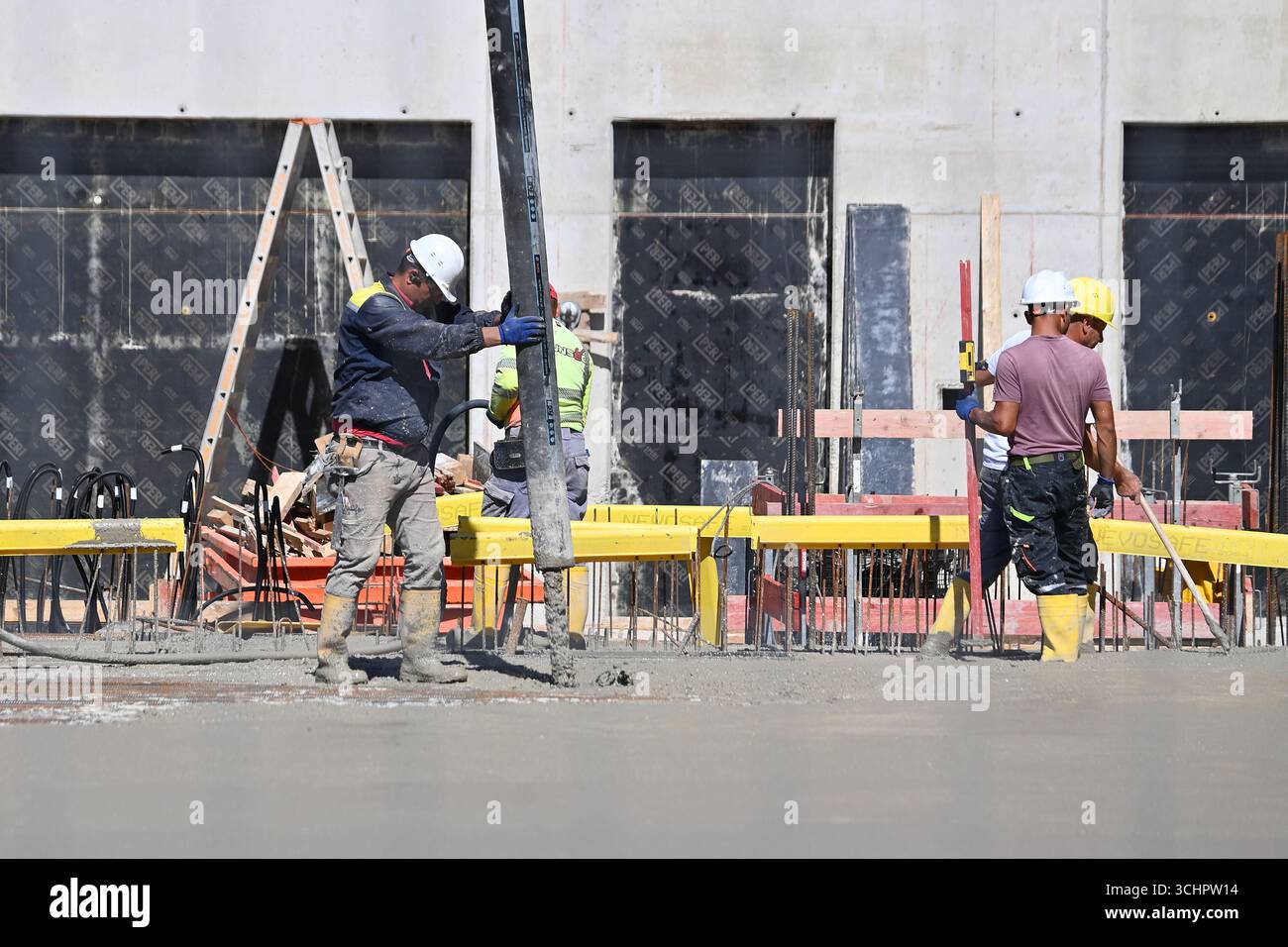 Construction workers on a large construction site in Munich, concrete ...