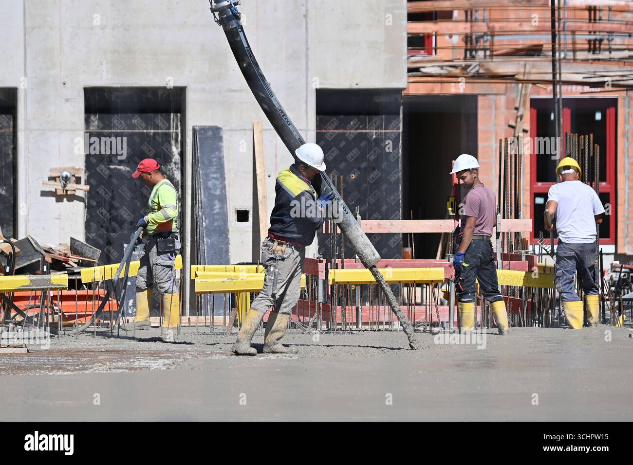 Construction workers on a large construction site in Munich, concrete ...