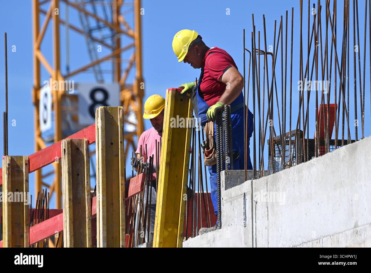 Construction workers on a large construction site in Munich, building ...