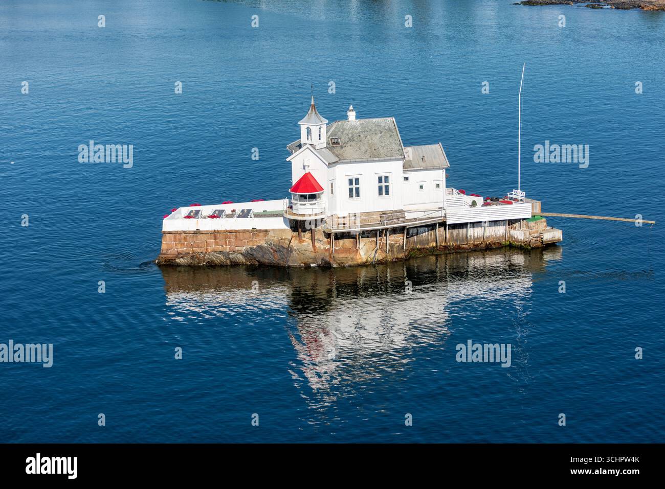 Dyna Fyr Lighthouse Oslofjord Norway // LYSAKER, Norway — Dyna Fyr, a ...