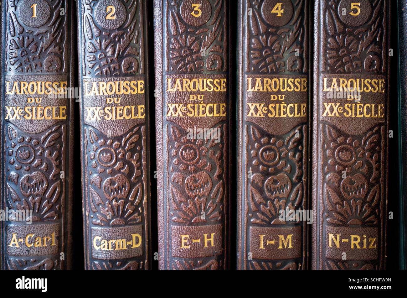 Alphabetical encyclopedia volumes hi-res stock photography and images ...