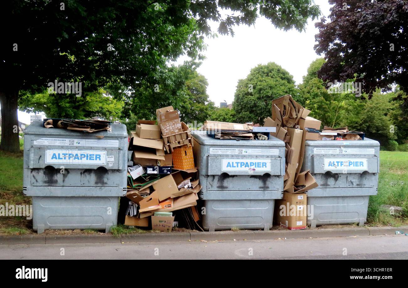praktisch - dieser Papierpressschlitz zwischen den Blechkisten ...