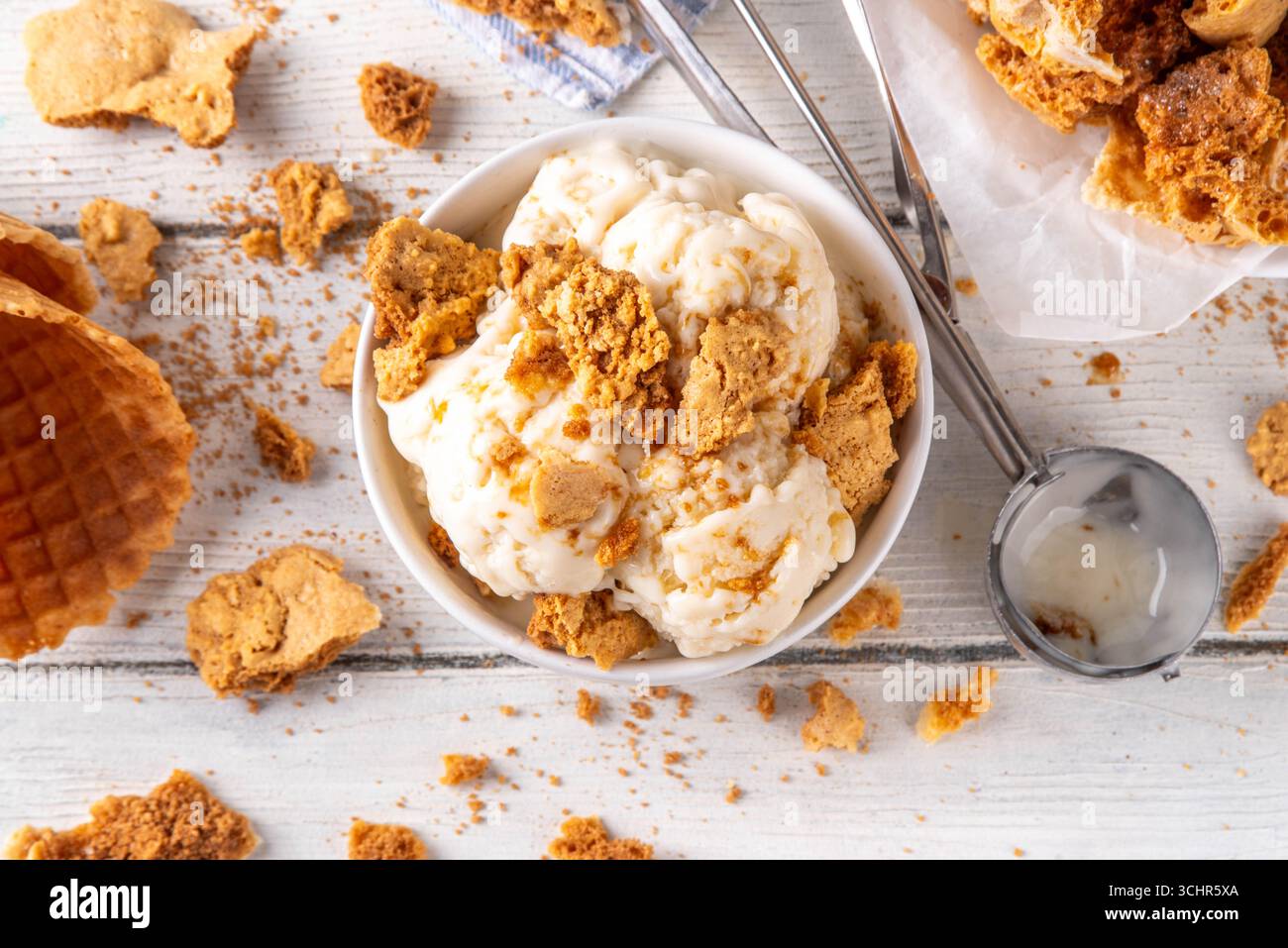 Honeycomb crunch ice cream, tasty brown sugar gelato with dalgona ...