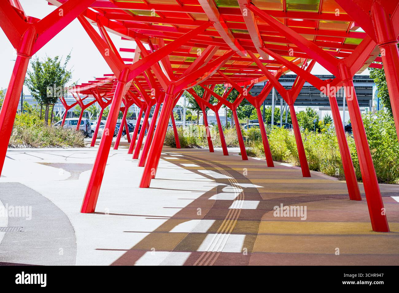 Red metal beams hi-res stock photography and images - Alamy