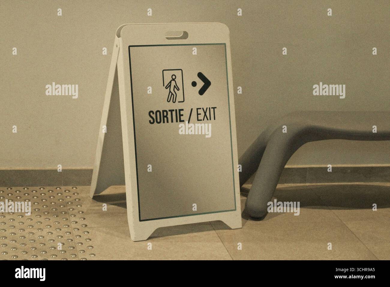 Emergency fire exit metallic floor sign Stock Photo - Alamy