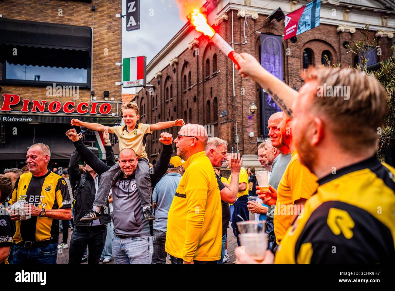 ARNHEM - Fans at the Korenmarkt square celebrate Vitesse regaining its ...