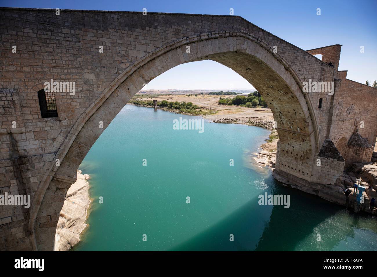 The Malabadi Bridge , Diyarbakir, in southeastern Turkey Stock Photo ...