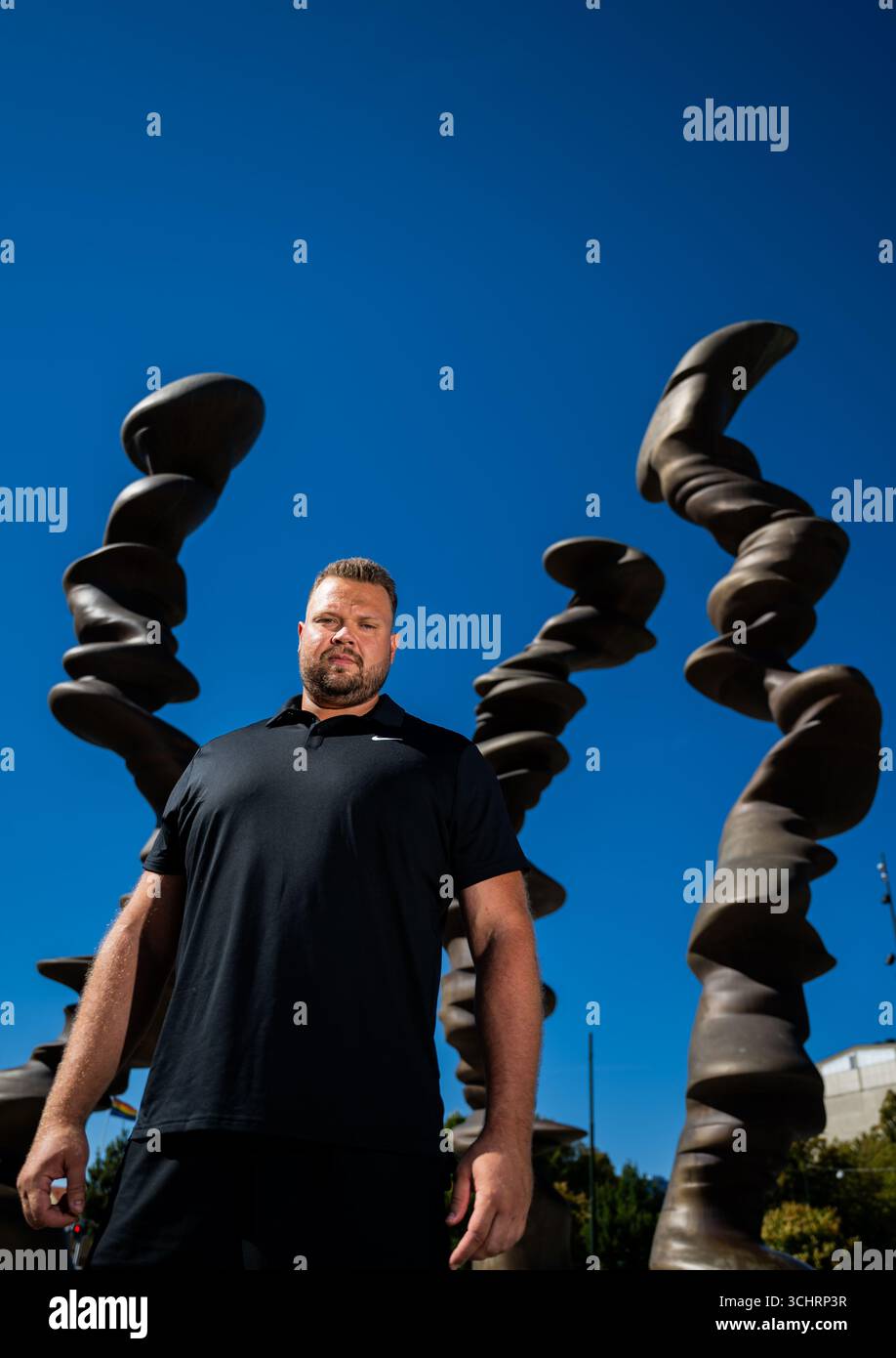 250903 Diskuskastaren Daniel Ståhl poserar för ett porträtt under en ...