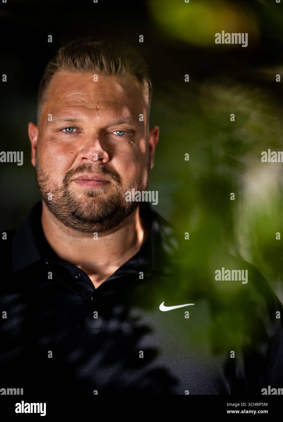 250903 Diskuskastaren Daniel Ståhl poserar för ett porträtt under en ...