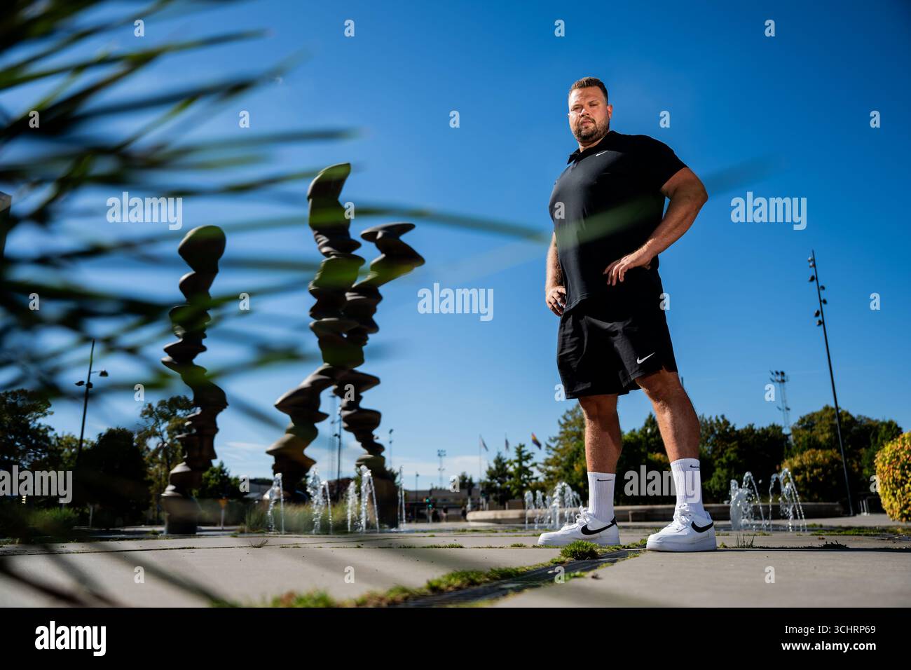 250903 Diskuskastaren Daniel Ståhl poserar för ett porträtt under en ...