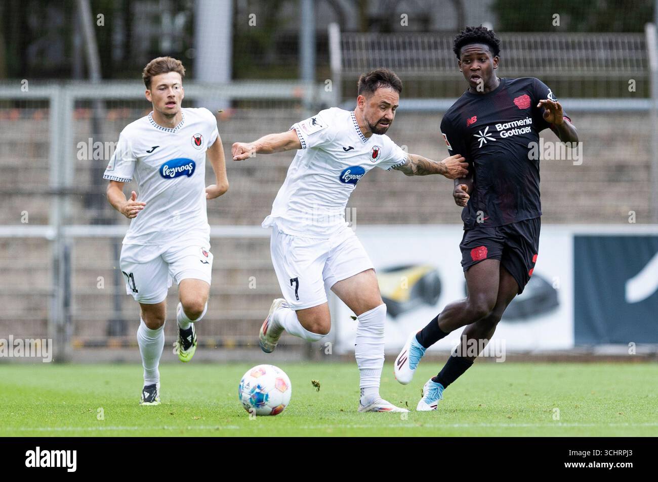 Simon Handle (Viktoria K?ln, 7), Jeremiah Mensah (Bayer 04 Leverkusen ...