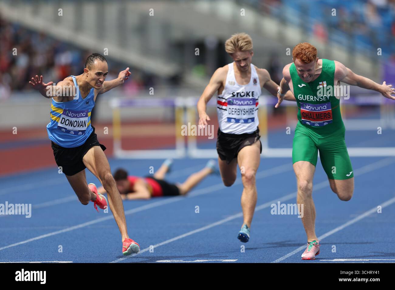 Tyri DONOVAN & Alastair CHALMERS battling for the win in the 400m ...