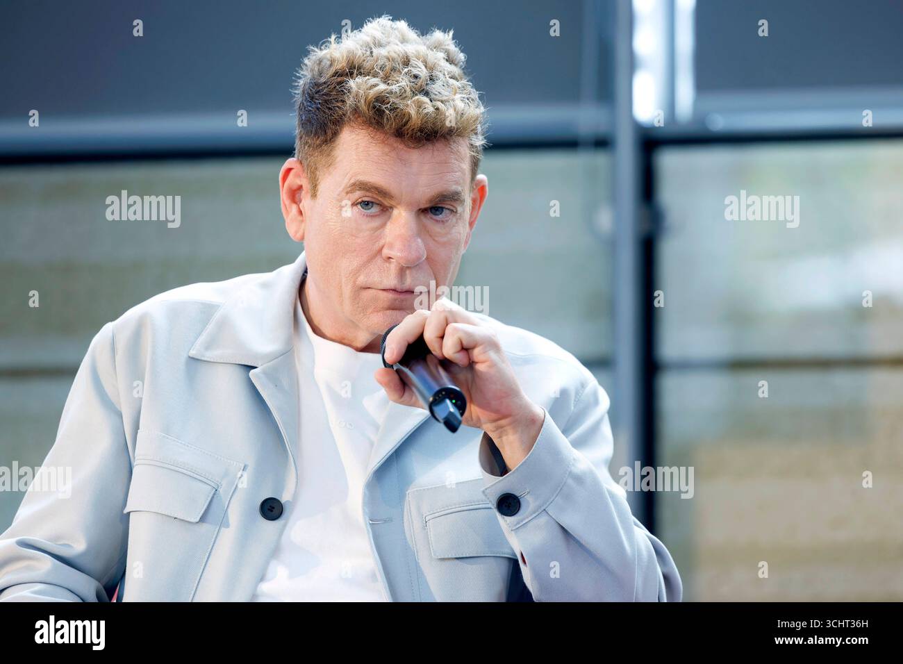 Der Musiker Peter Plate von der Band Rosenstolz sitzt bei einer ...