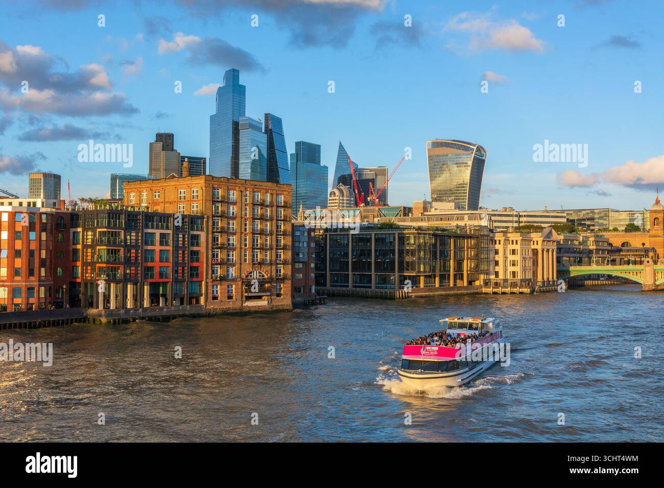 River thames iconic buildings hi-res stock photography and images - Alamy