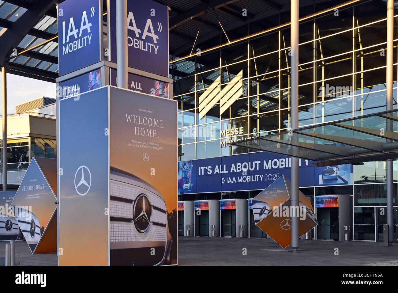 Eingang zur IAA Mobility 2025 in der Messe Muenchen vom 09.09. - 14.09. ...