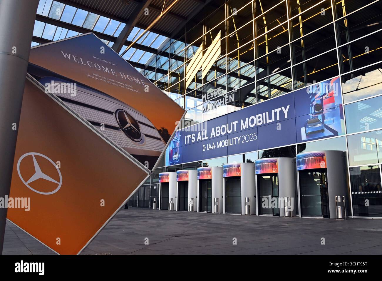 Eingang zur IAA Mobility 2025 in der Messe Muenchen vom 09.09. - 14.09. ...