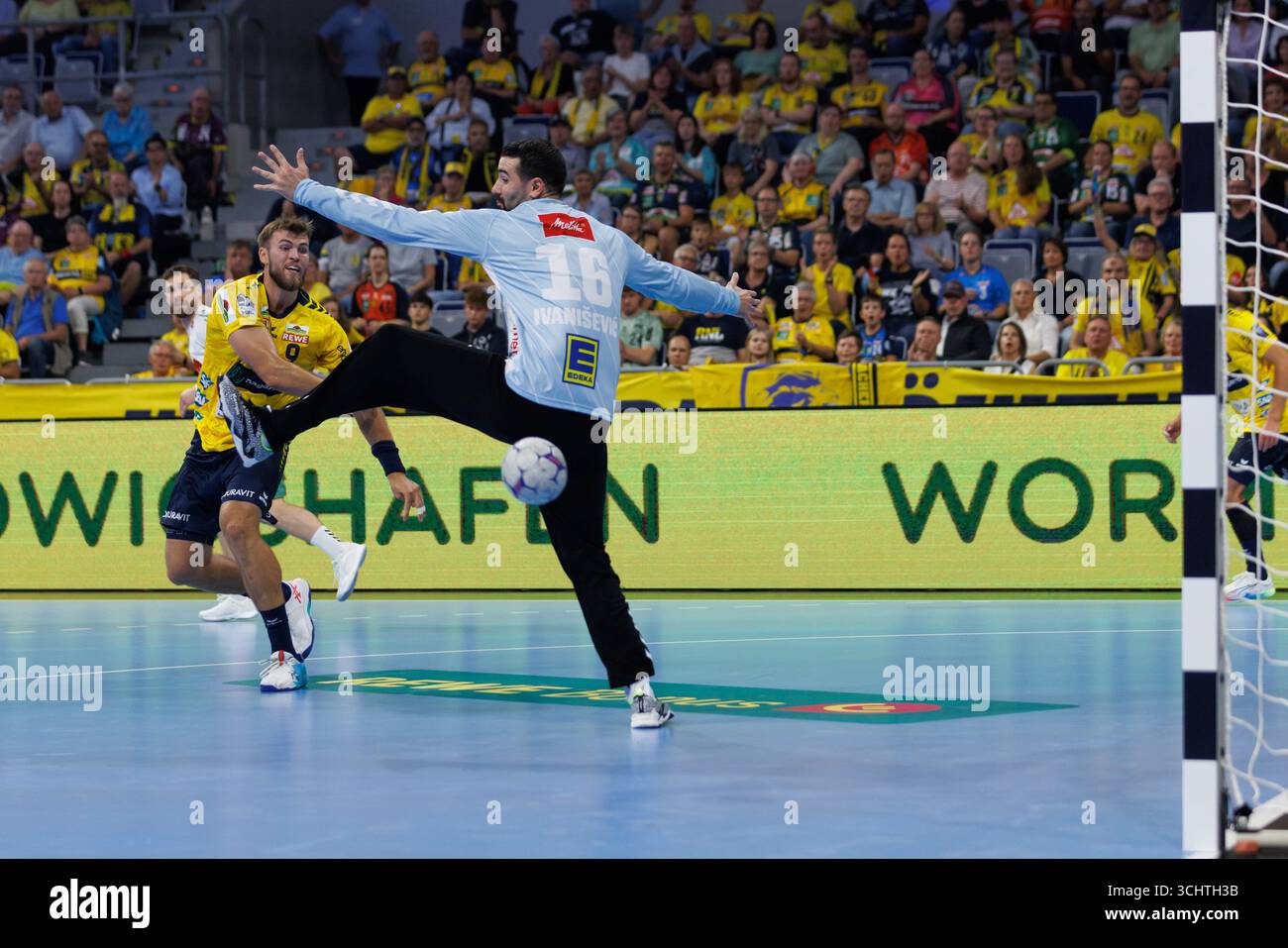 Steven Plucnar Jacobsen (Rhein Neckar Loewen) trifft gegen Tibor ...